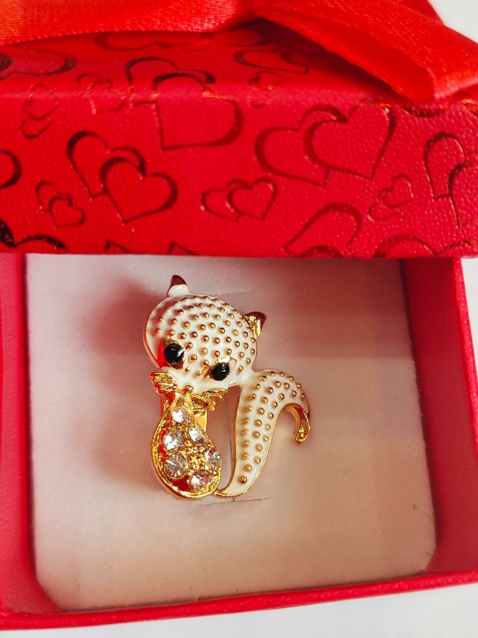 Брошь, стразы, эмаль