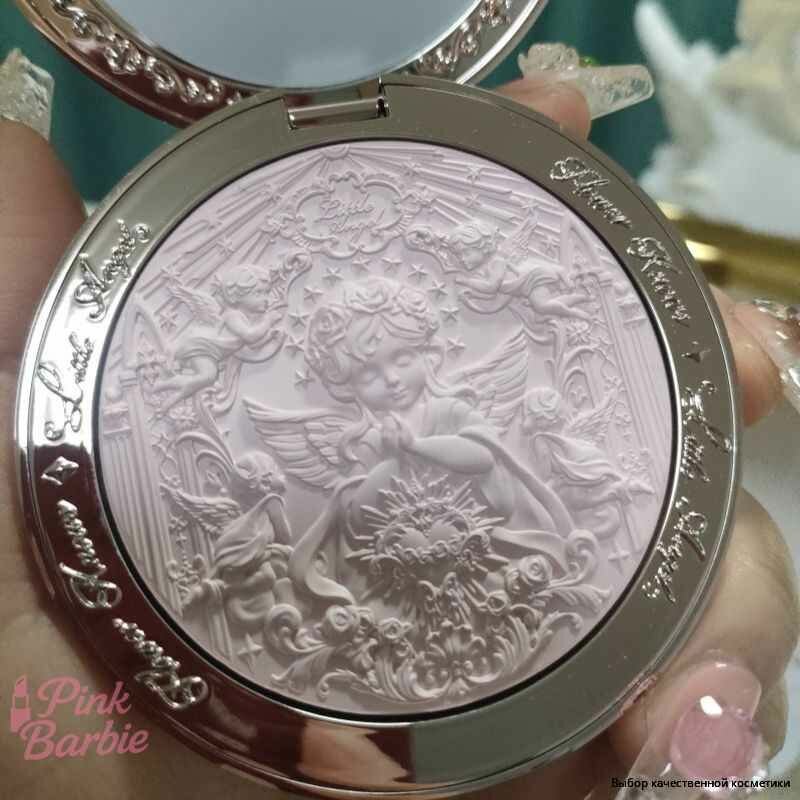 Пудра-хайлайтер Flower Knows Little Angel Emboss, естественно осветляет водянистую и трехмерную основу для макияжа.