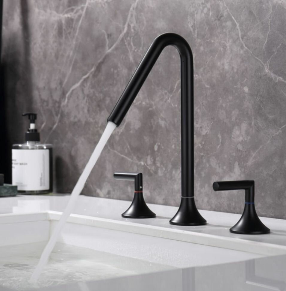 Медный смеситель с брашированным золотом для трёх отверстий в ванной комнате с разделением бассейна