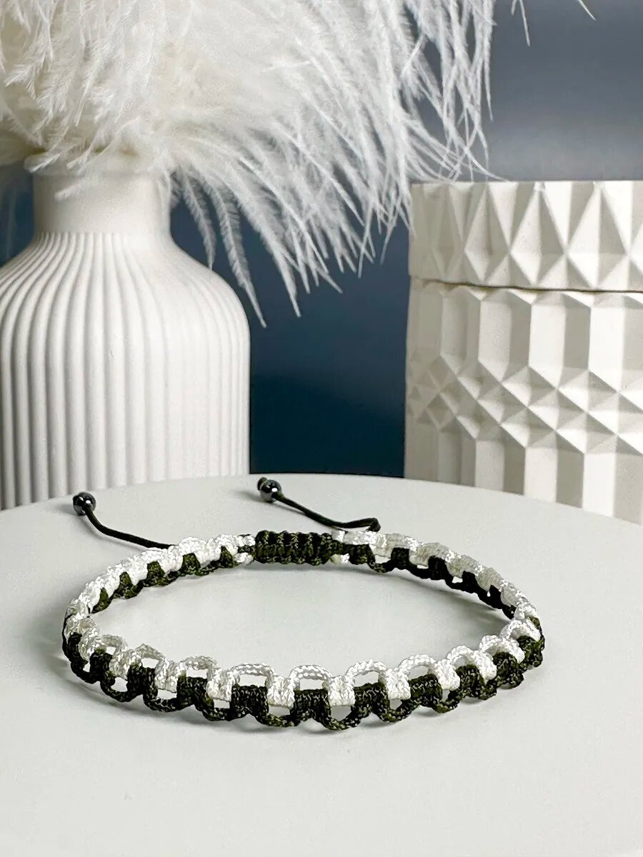 Плетеный браслет