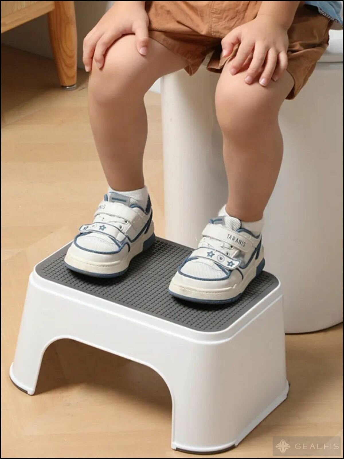 Табурет подставка для ног детская в ванную и туалет с двойной прорезиненной ступенькой до 100 кг / Табуретка для унитаза и раковины