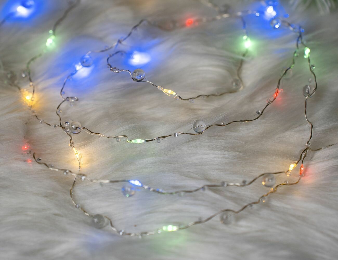 Светодиодная гирлянда льдинки-бусинки, 2 м, 20 разноцветных микро LED-огней, серебряная проволока, контроллер, батарейки, IP20, Serpantin 183-0209