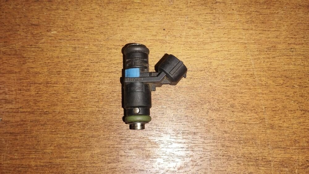 03C906031A Форсунка топливная Volkswagen Polo 1.6 03C906031A