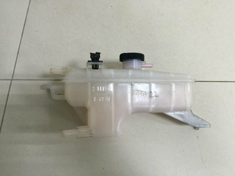 Бачок расширительный Toyota Rav 4 A40 2013 кат.номер: 1647028111