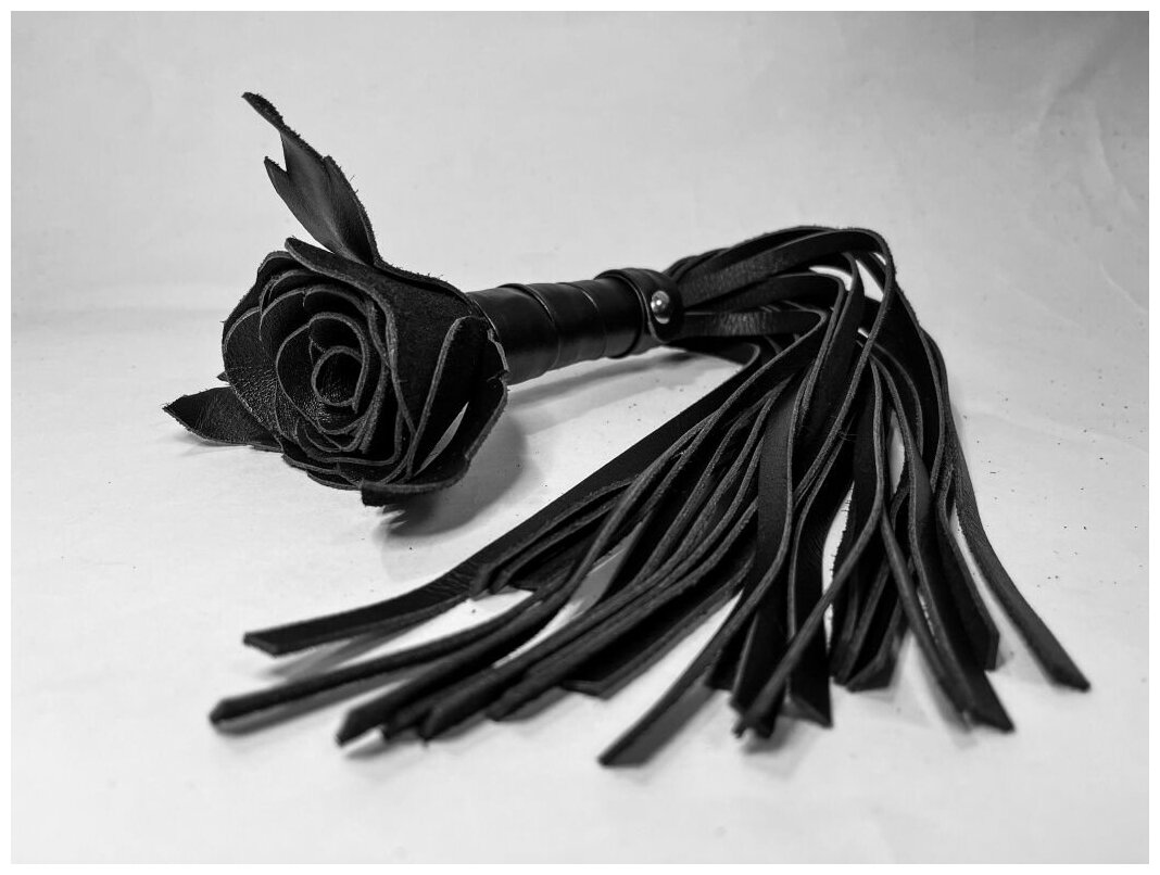 БДСМ Арсенал Черная кожаная плеть с розой в рукояти - 40 см. Кнуты, плётки, хлысты