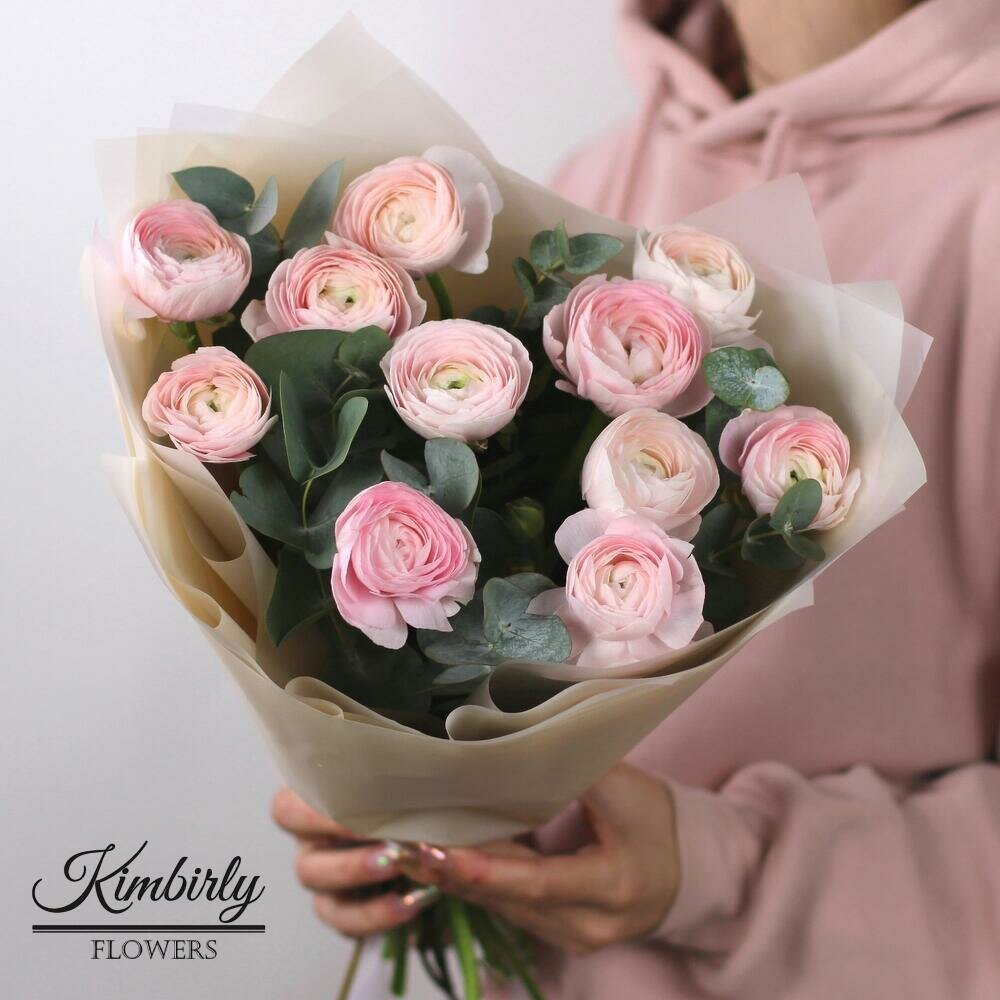 11 розовых ранункулюсов (лютиков) с эвкалиптом. Букет 320 Kimbirly Flowers