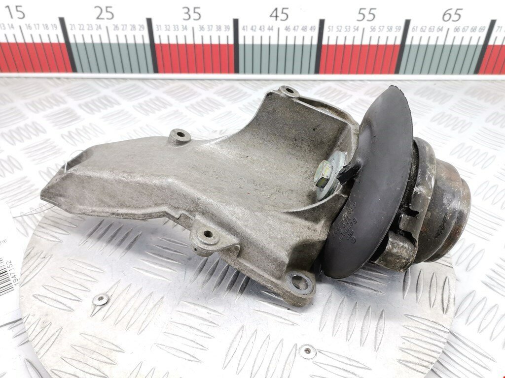 Кронштейн (крепление лапа траверса) кпп Audi A6 C5 8D0399114T арт. 1947152