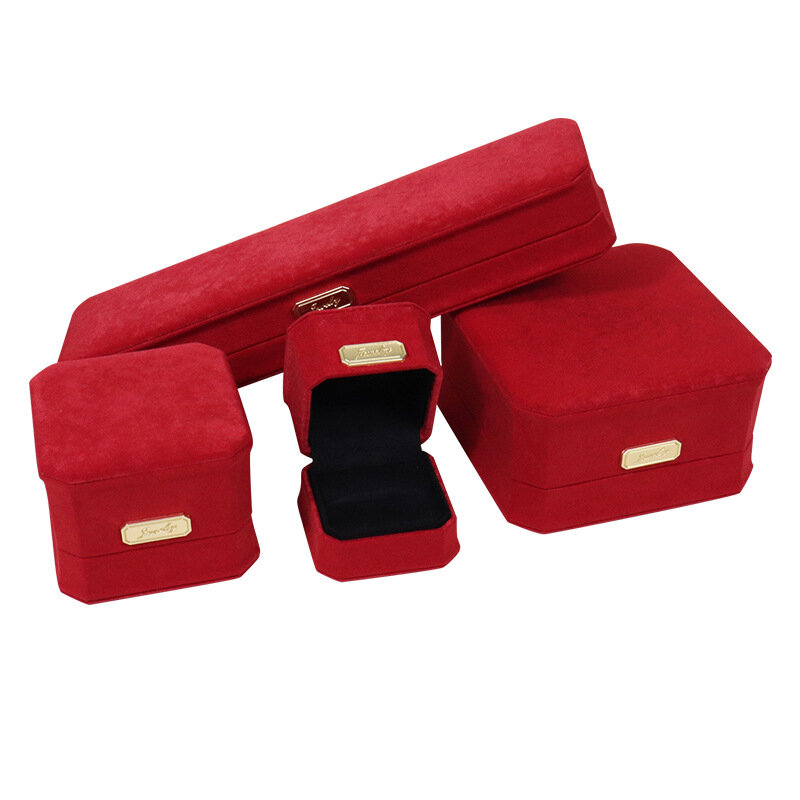 Шкатулка для драгоценностей Xin Hengxiang "Персонаж", на цепочке, пластик, красная