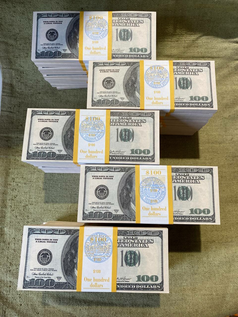 500 тыс бутафорских долларов для розыгрыша (50 пачек номиналом 100 дол старого образца)