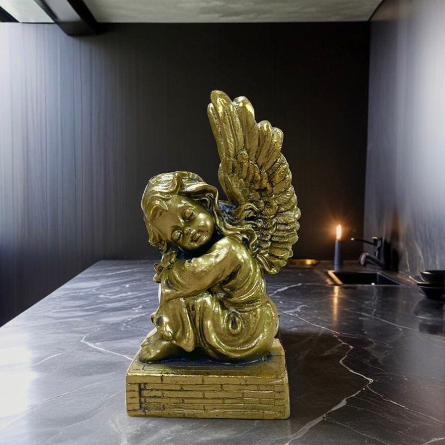 Фигурка литьевой мрамор "Ангелочек на пьедестале" Н-20 W-8 L-11 см Цвет: Бронза с позолотой