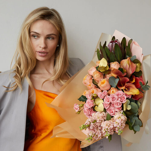 Букет Venus in Fleurs, 60 см, круглый, розы, микс, 33 цветка
