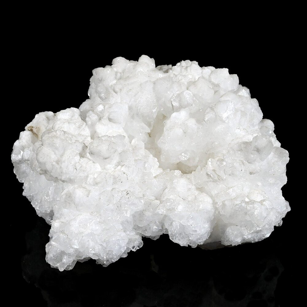 Арагонит белый кристаллическое образование 100*93*55мм, 457г .