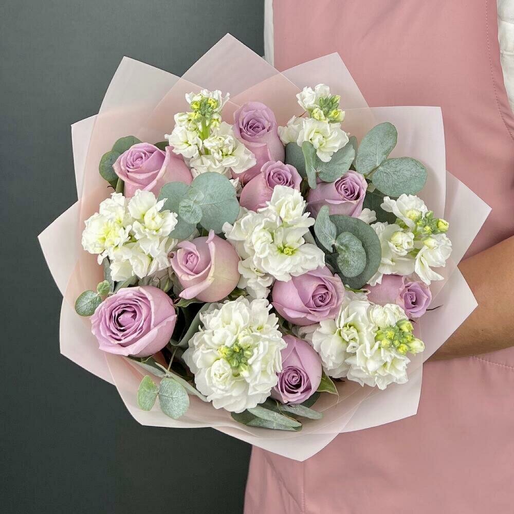 Букет живых цветов. Фиолетовые одноголовые Розы и белая Маттиола