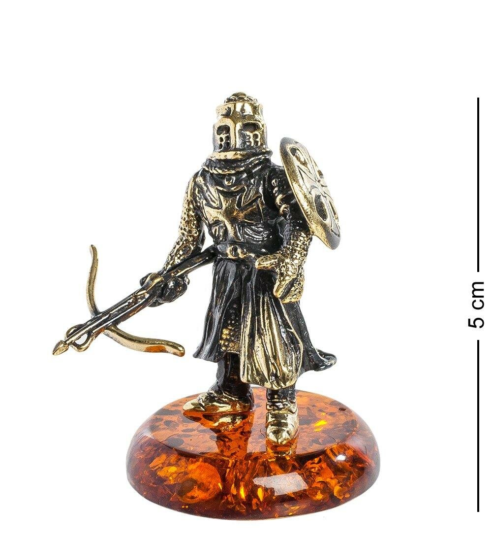 Фигурка Рыцарь с арбалетом (латунь, янтарь) A2088136 Народные промыслы бронзовый