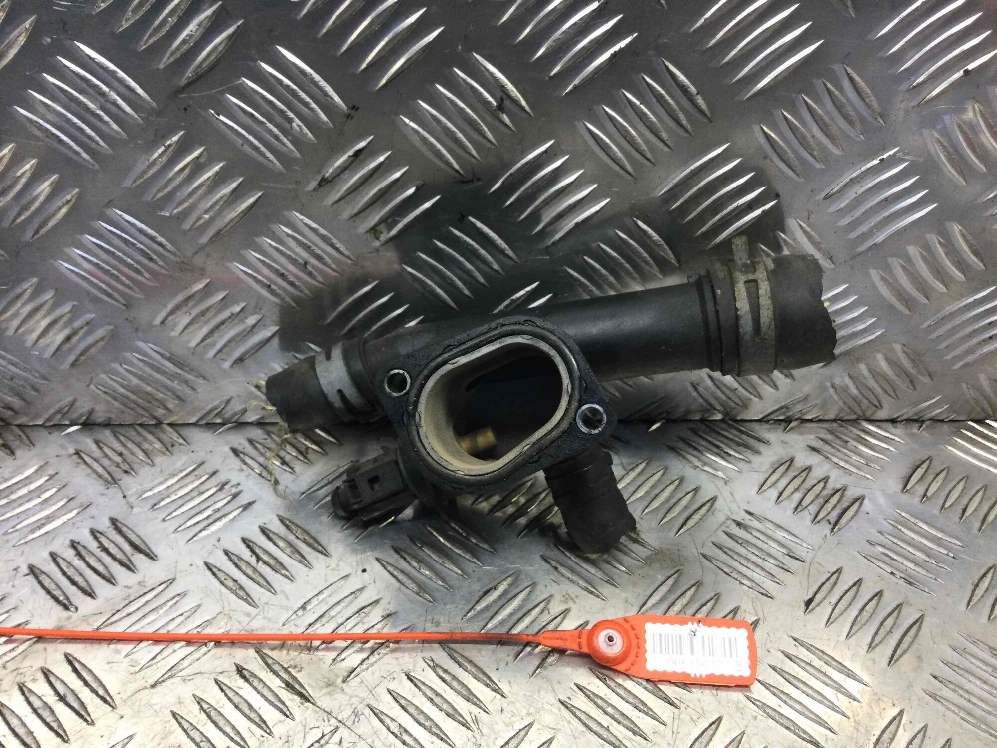 Б/У Фланец (тройник) системы охлаждения Volkswagen Polo 4 поколение (2001-2005) 2008 г.