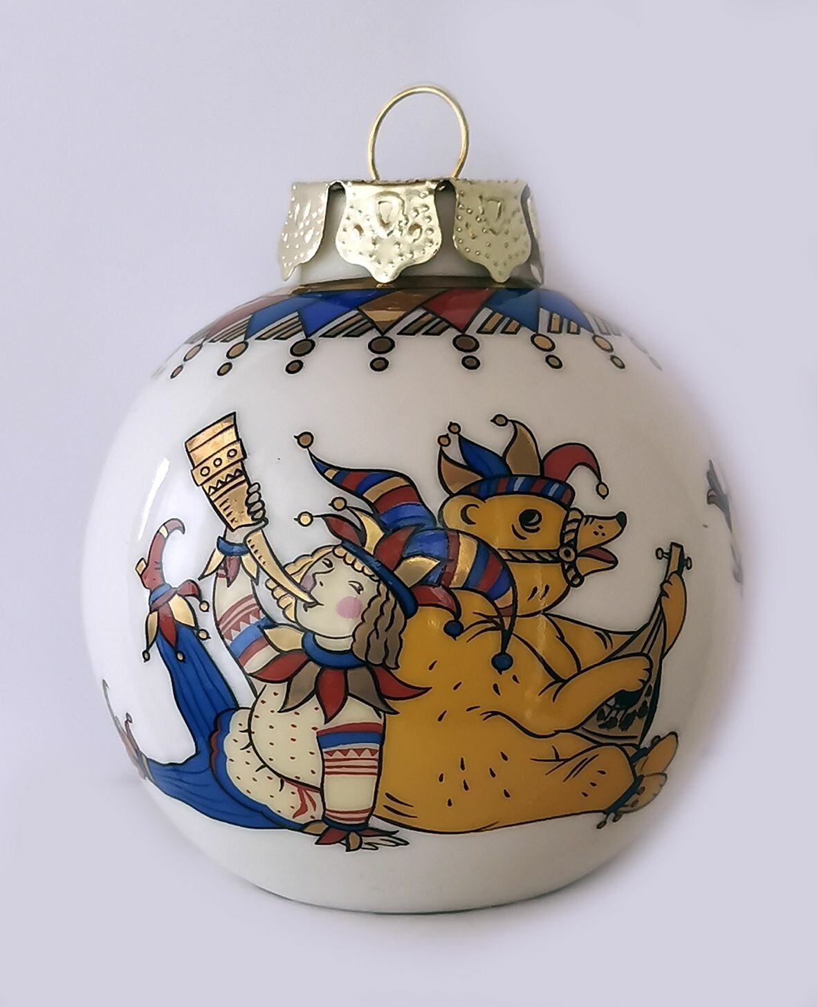ШАР фарфоровый Новогодний на ёлку-"скоморохи-мишка С балалайкой" диаметр-65 мм, в картонной коробке.