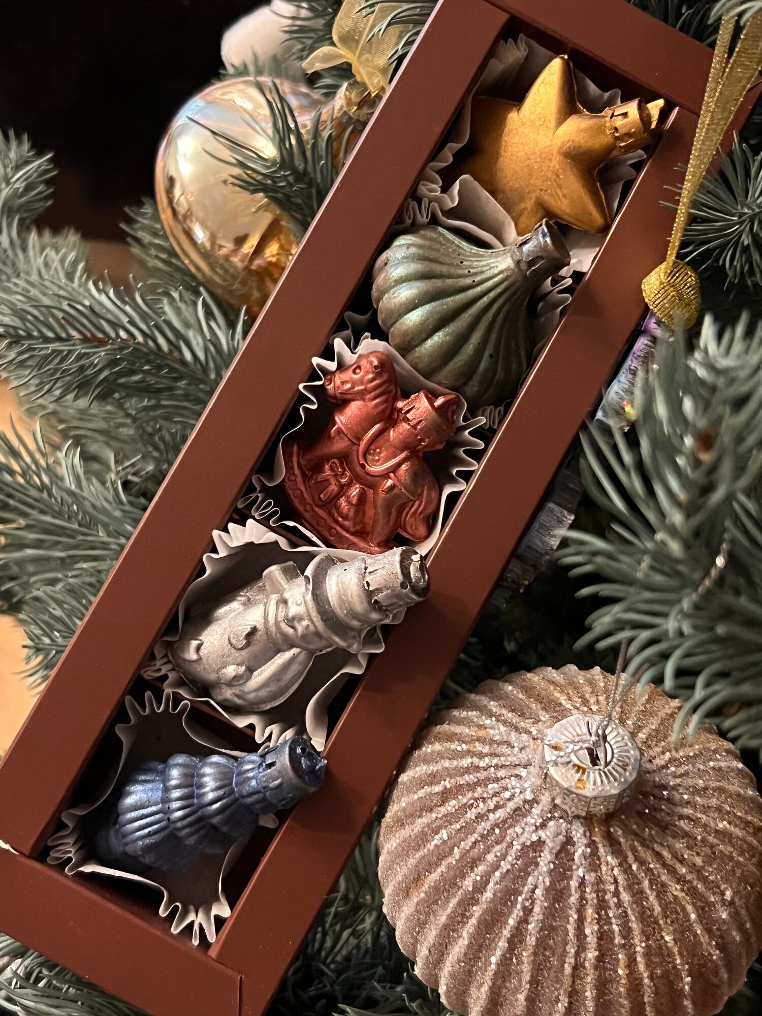 Шоколадные новогодние игрушки в вертикальной коробке, молочный шоколад, ручная работа