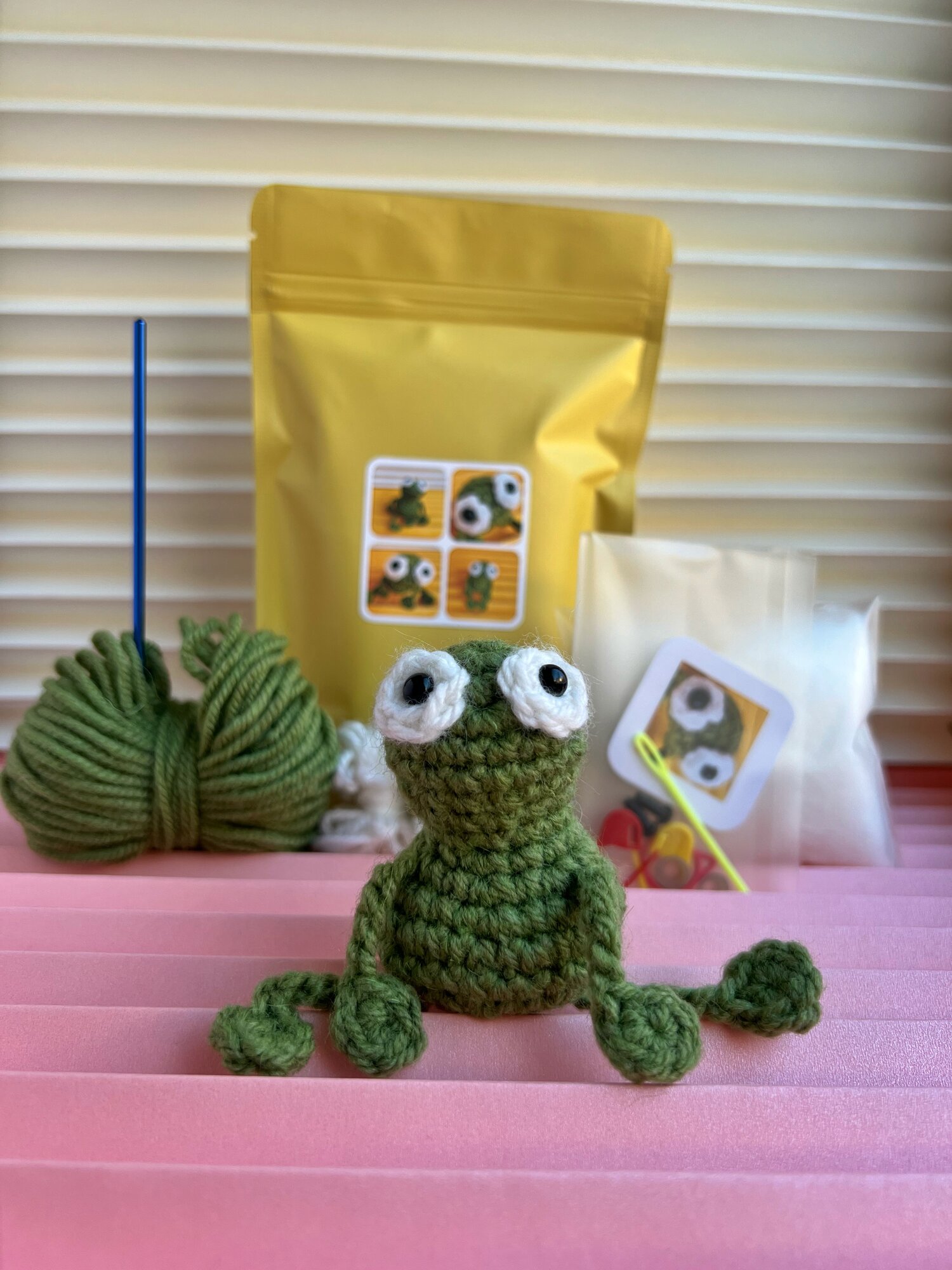 Набор для вязания крючком "Лягушенок Фредди" для начинающих подарочный (вязаный лягушенок своими руками)