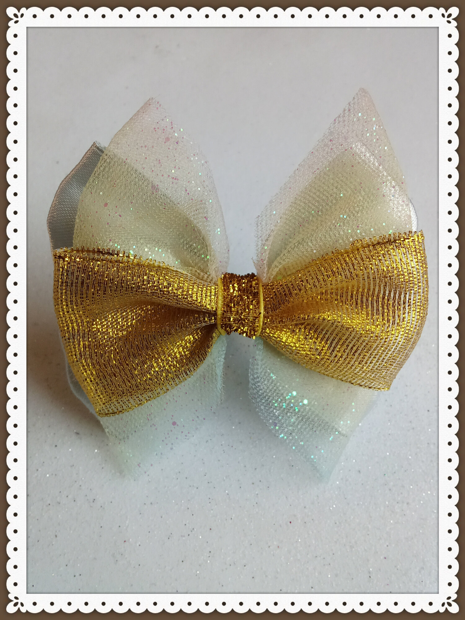 Бантик на резинке, ручная работа. Материал атлас, фатин, парчовая лента