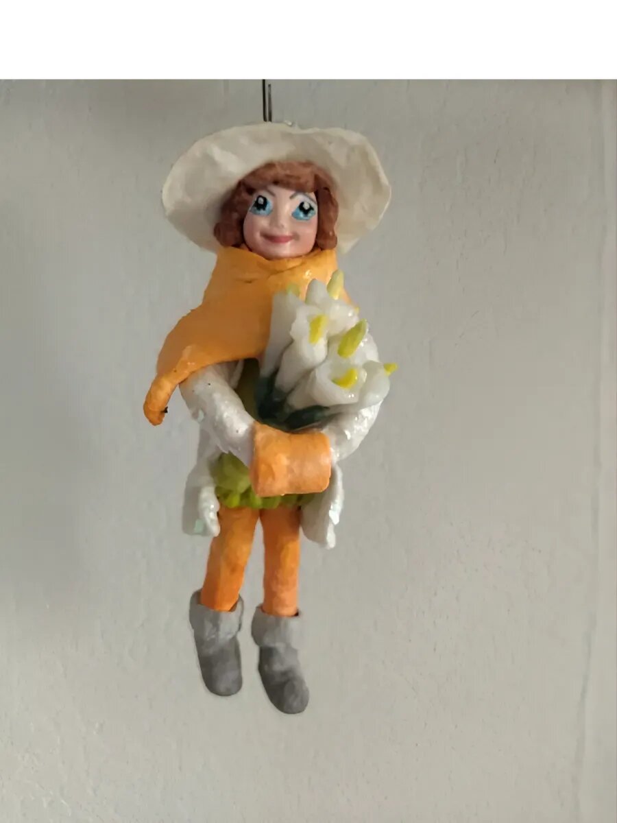 Ватная елочная игрушка "Дама в шляпке и с цветами"