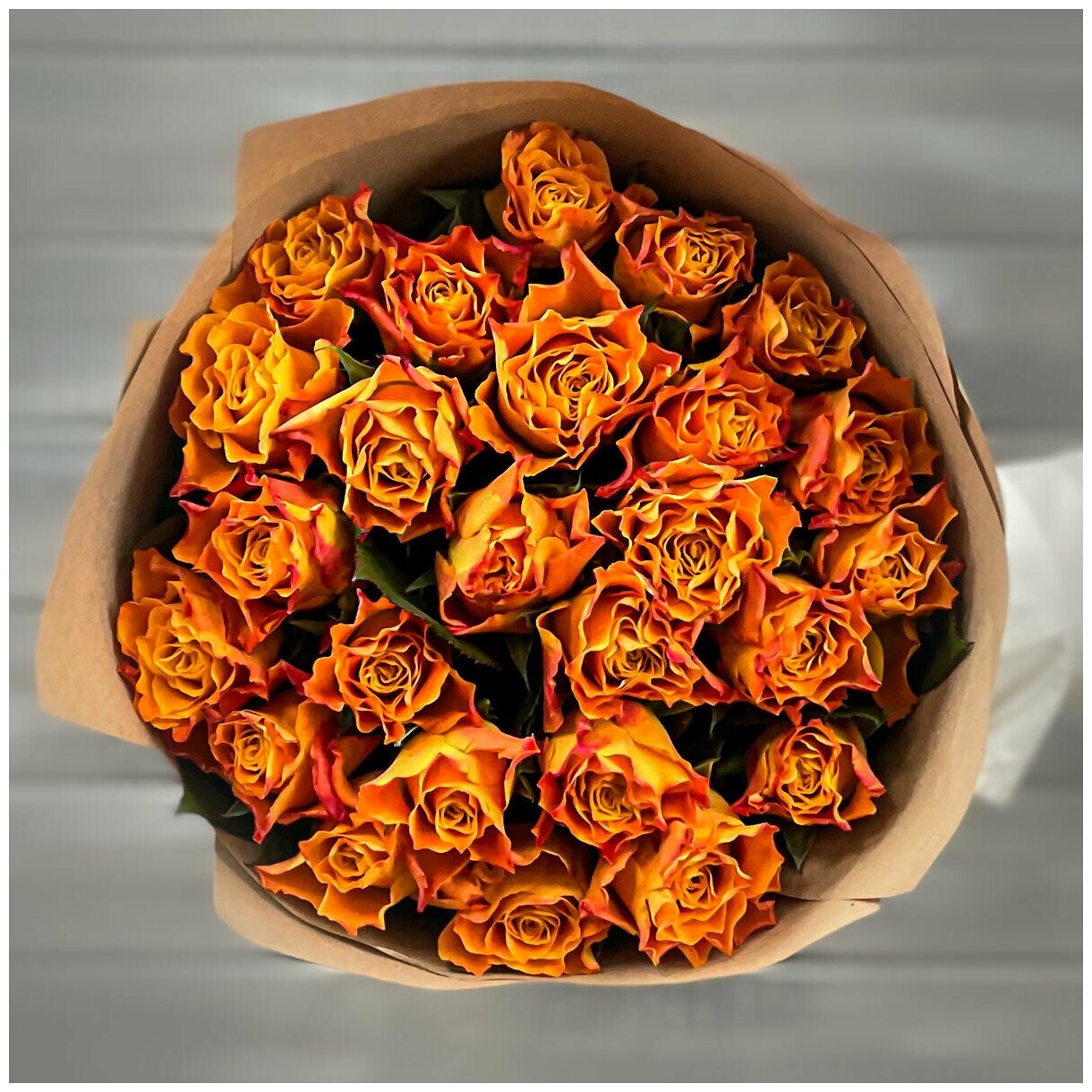 Монобукет Букет Маркет, розы, 23 шт, оранжевые, 40см, крафт-бумага
