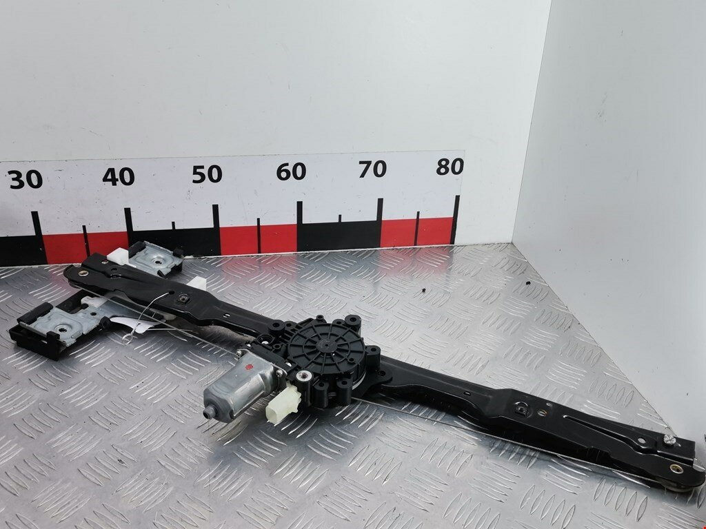 Стеклоподъемник электрический двери задней правой Jeep Commander 55396482AC арт. 1819369