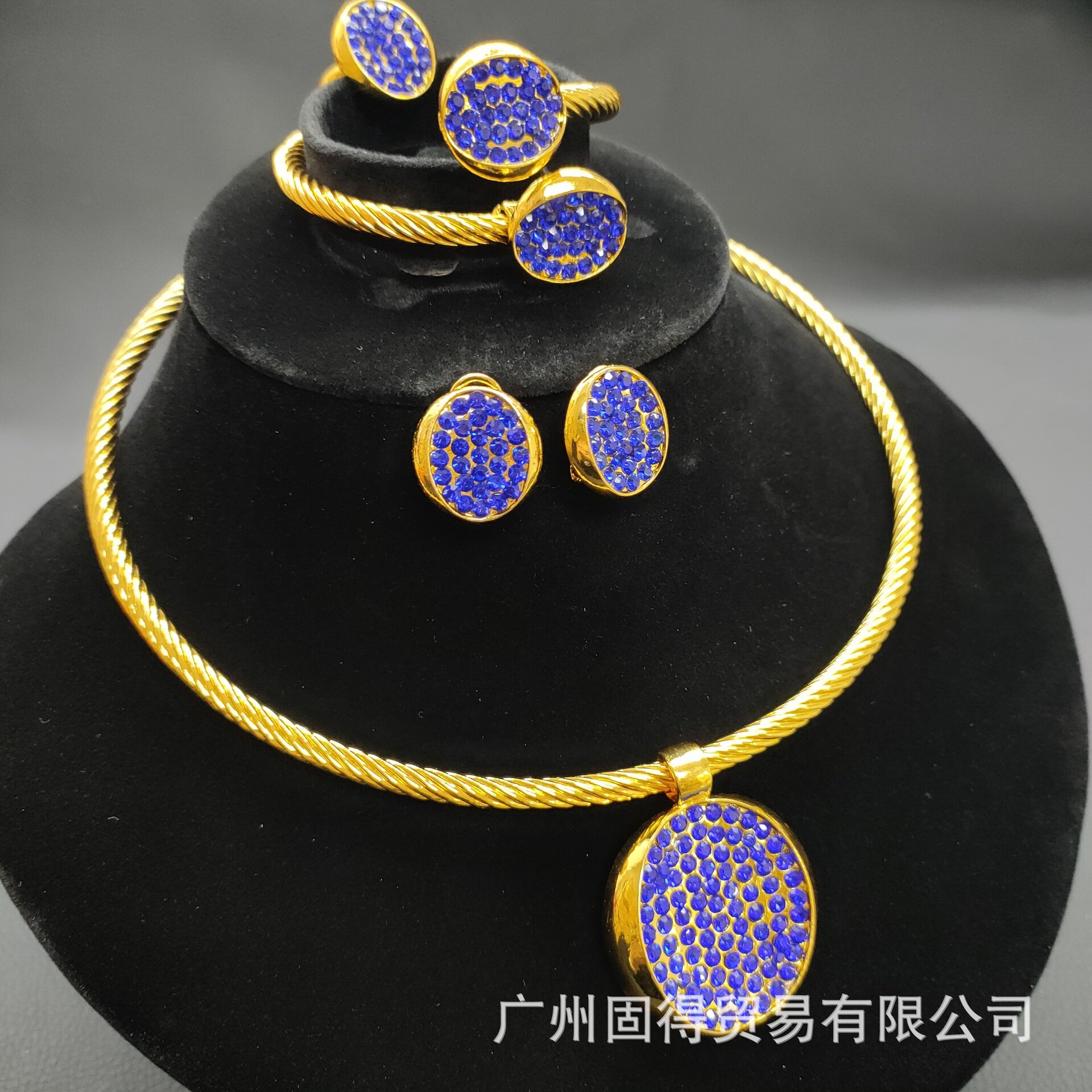 Комплект бижутерии: колье, браслет, кольцо, серьги