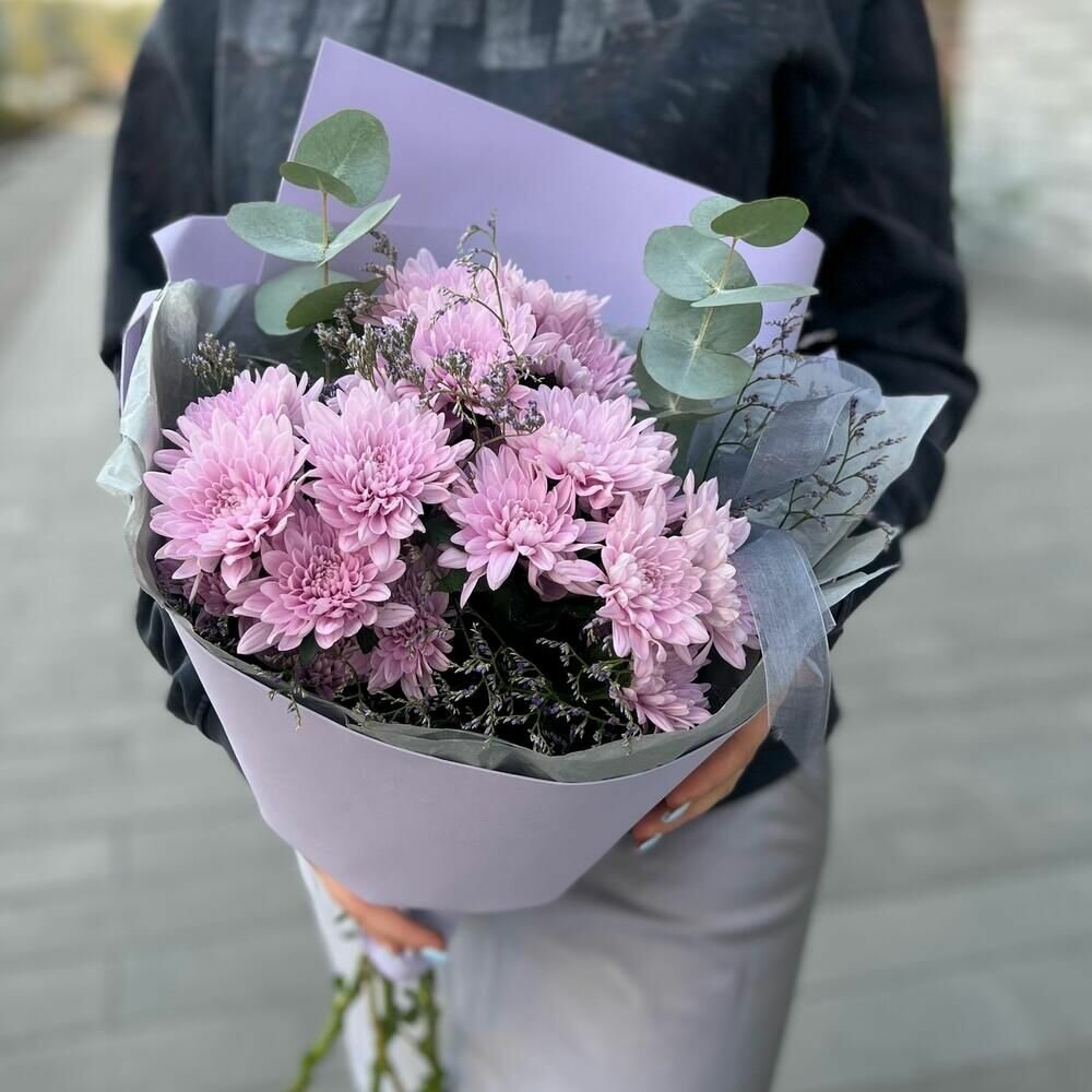 Букет из кустовых хризантем с эвкалиптом, 6 цветов, дизайнерская упаковка - РИМСКАЯ РОЗА