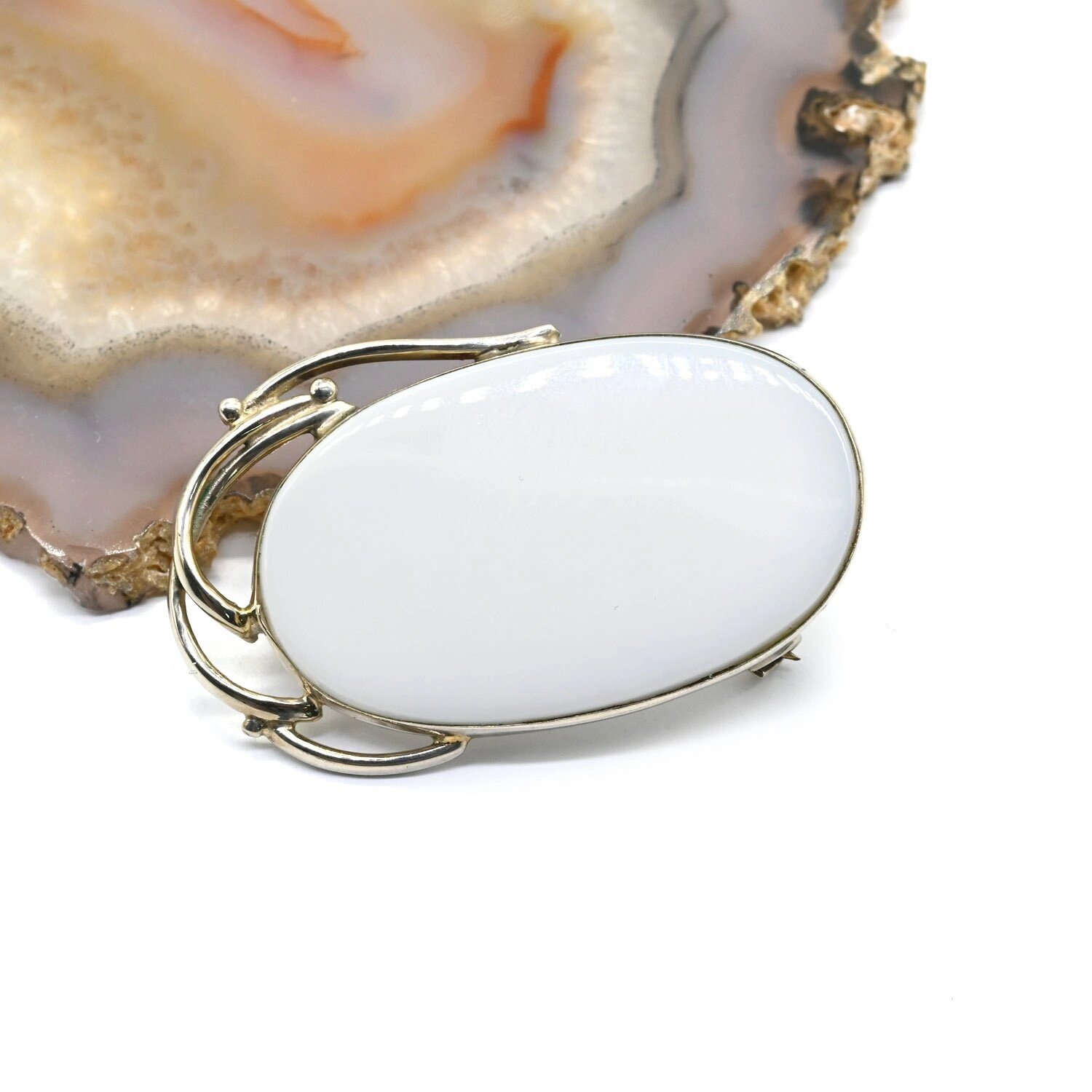 Брошь, кахолонг