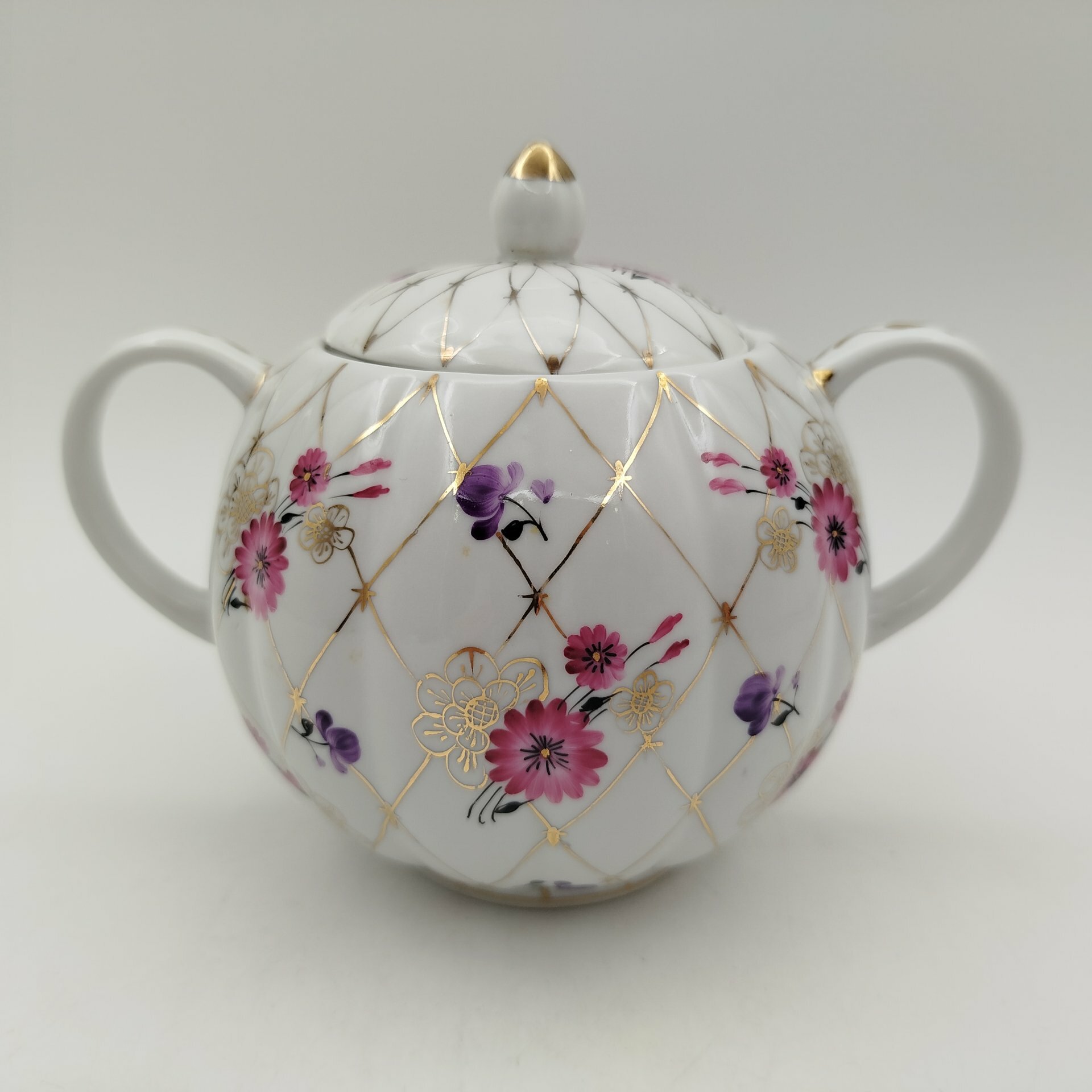 Сахарница "Золотая сетка" (с розовыми цветами), фарфор, роспись, золочение