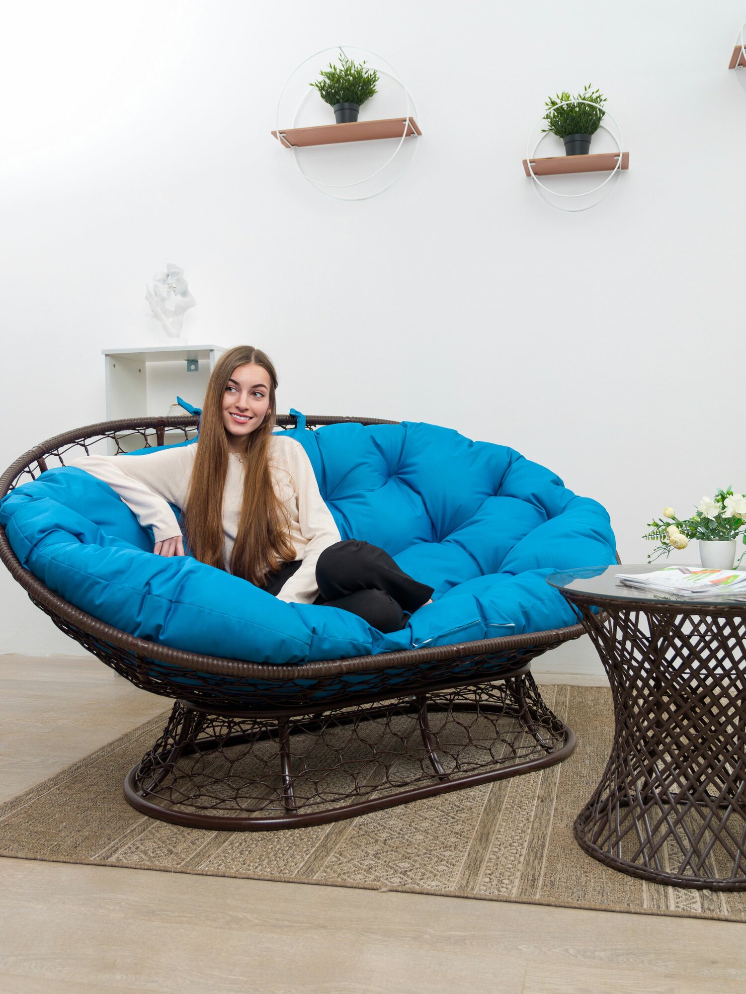 Диван мамасан с ротангом коричневый, голубая подушка