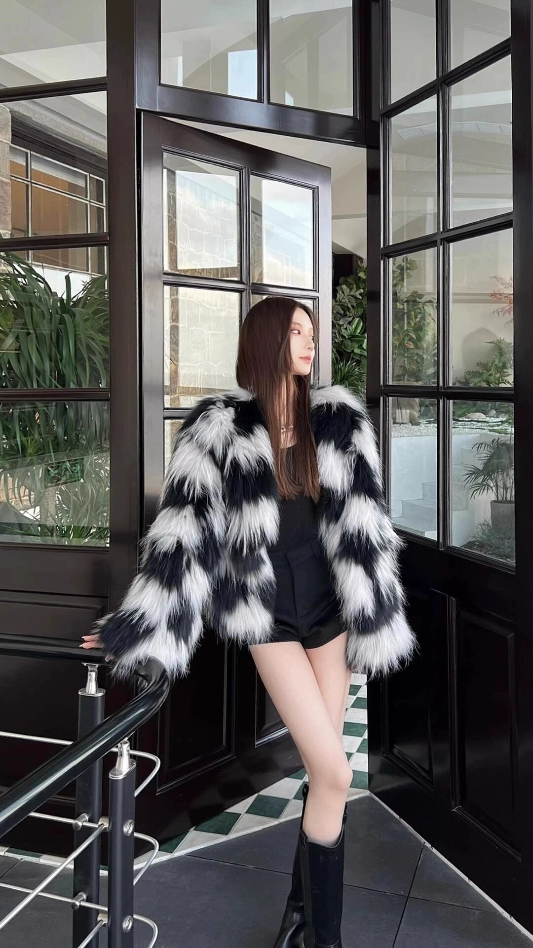 Осень-зима 2025 года, новинка, шуба из меха енота в молодежном стиле, женская короткая, модная, имитация лисьего меха в шахматном стиле