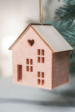 Ёлочная игрушка фетровый домик, розовый, 9 см, Koopman International DH8060730-2