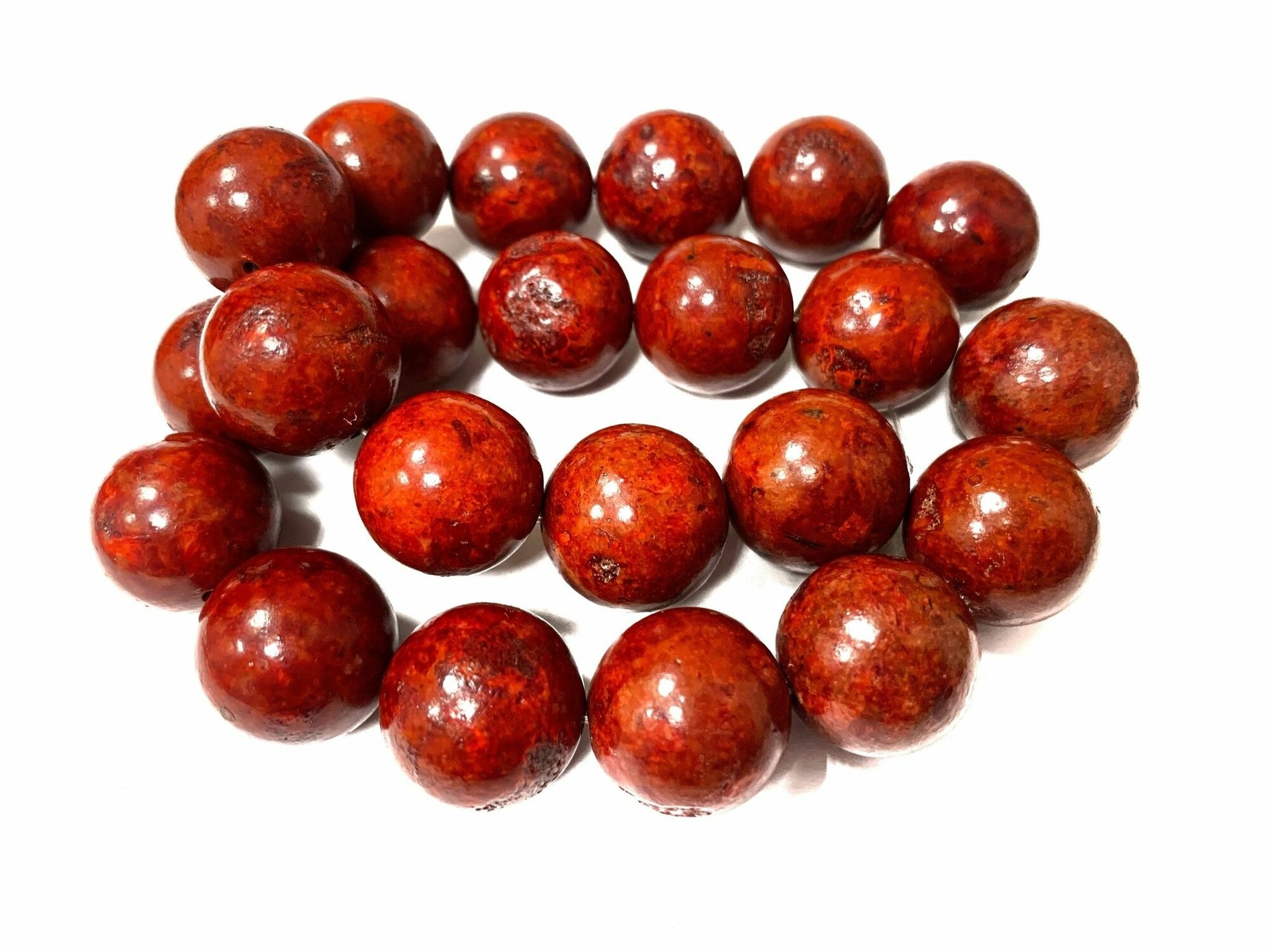 Бусины коралл губчатый шар гладкий 18 мм (нить 19 см), Suntrim