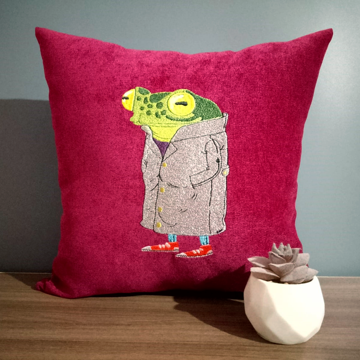 Подушка декоративная с вышивкой "Жаба в пальто" 35х35 см, бордовая