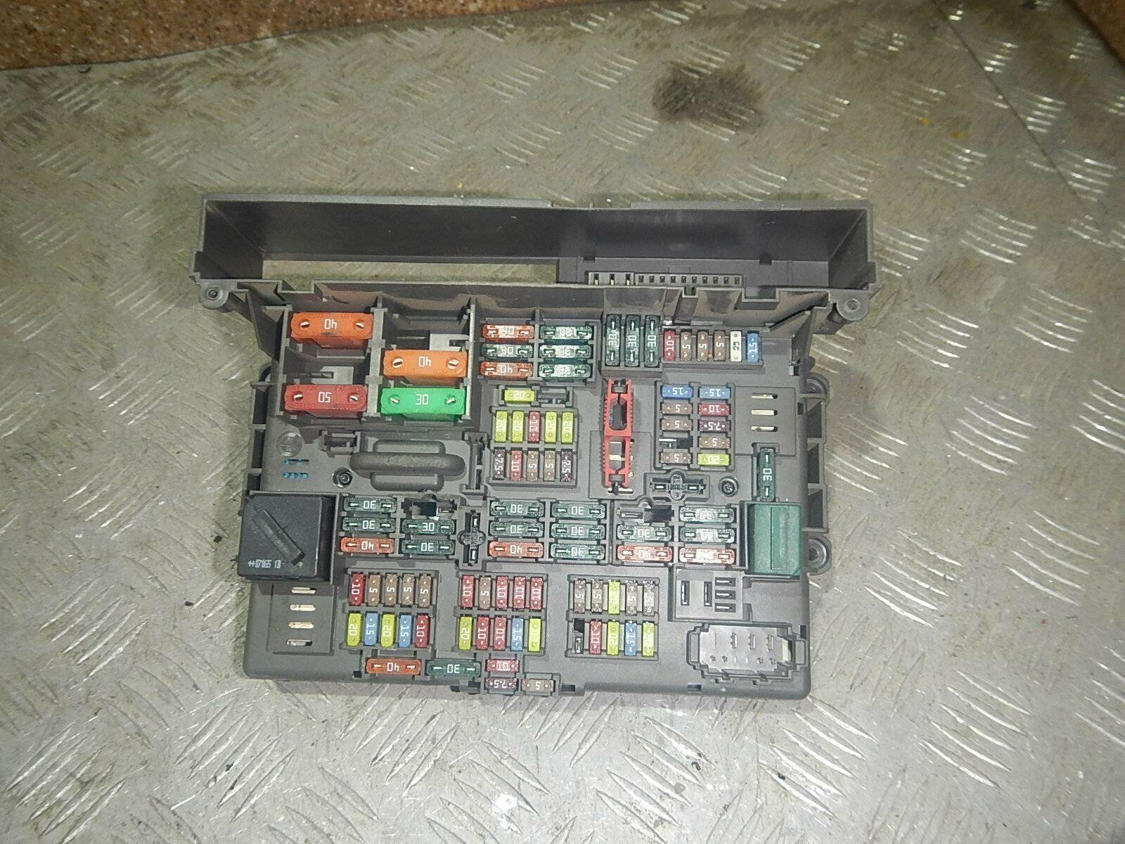 Б/У Блок предохранителей, BMW (БМВ)-3 (E90, E91) (05-) BMW 3 (E90, E91) (05-12) Без повреждений 331020 BMW арт. 61146906613