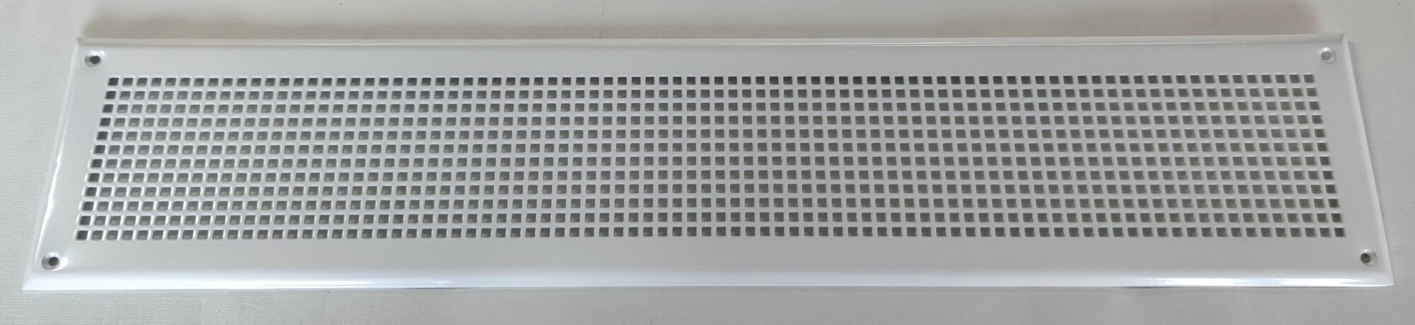 Решетка плоская с подгибом 600х120мм, перфорация Квадрат 4-6.5, белая.
