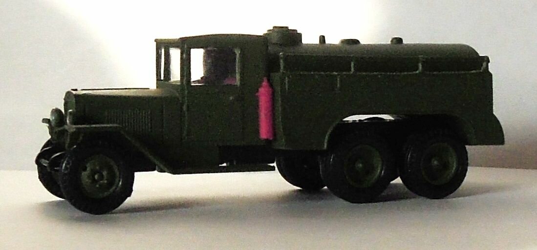 870020 MTD Полуторка трехосная цистерна топливозаправщик H0 1/87