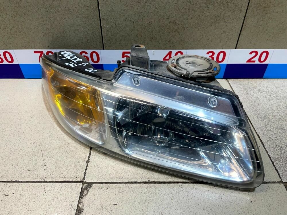 Фара правая Chrysler Voyager III 3331110RHS