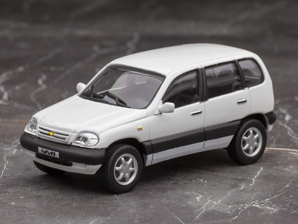 Chevrolet Niva Шеви Нива 2003 белый, масштаб 1:43, модель коллекционная