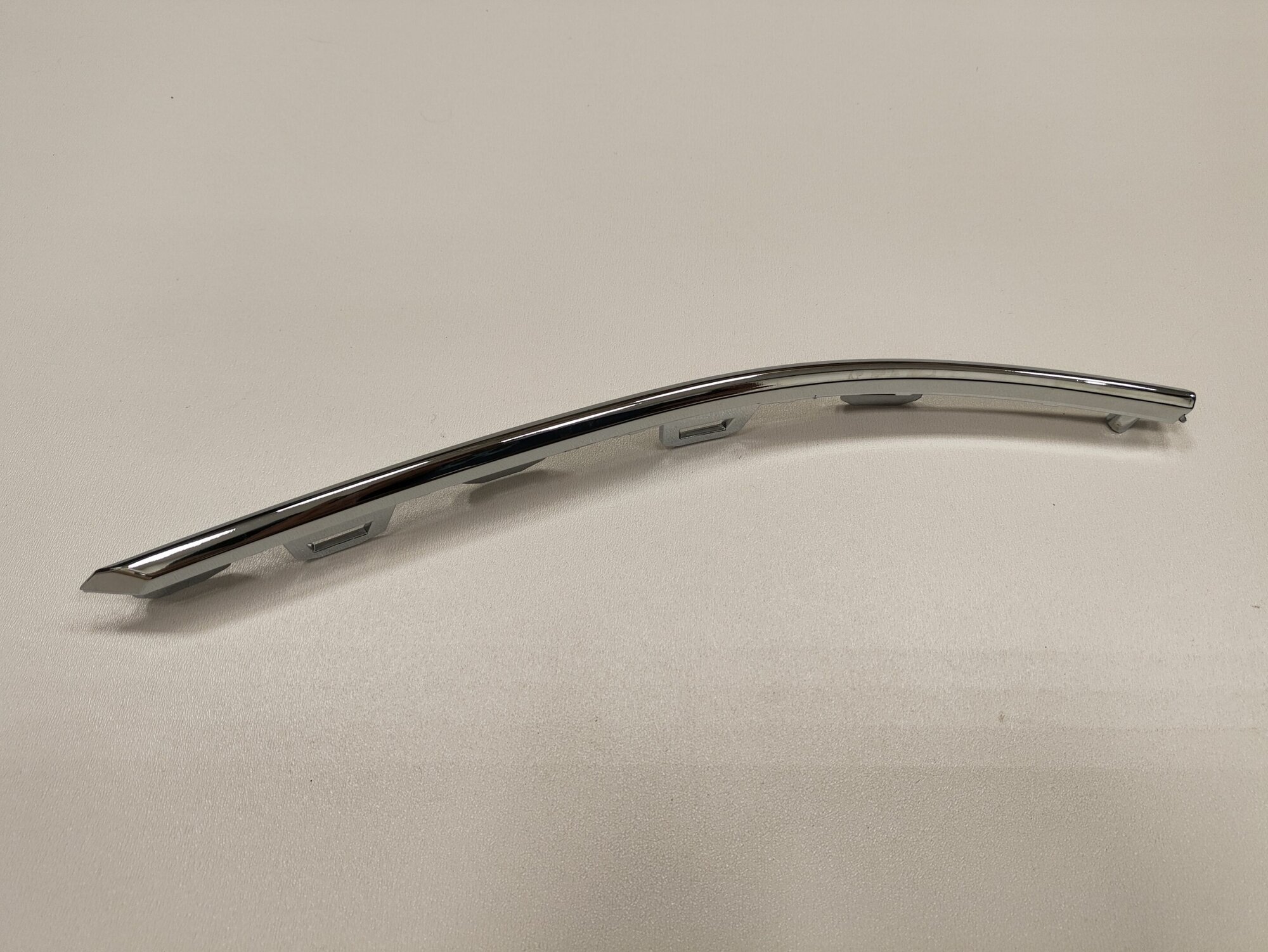 Молдинг бампера переднего правый (хром) Chery Tiggo 8 Pro MAX [2.0 16V 7AMT внедорожник ] 602002136AA