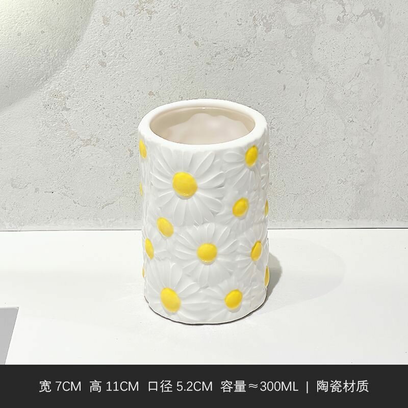 Очень привлекательный набор для ванной комнаты Daisy - пятипредметный комплект аксессуаров для ванной комнаты в гостиничном стиле с органайзером для хранения у раковины.