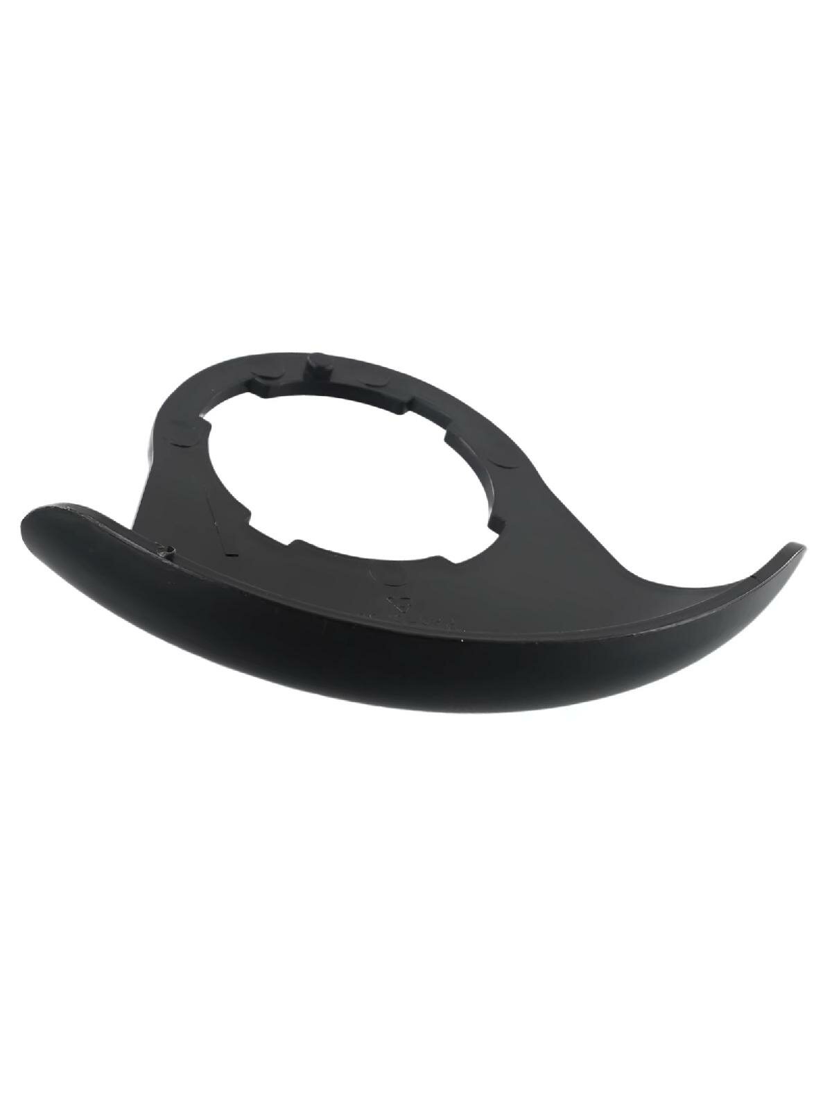 Небольшая бытовая газонокосилка с полукруглой черной защитной пластиной