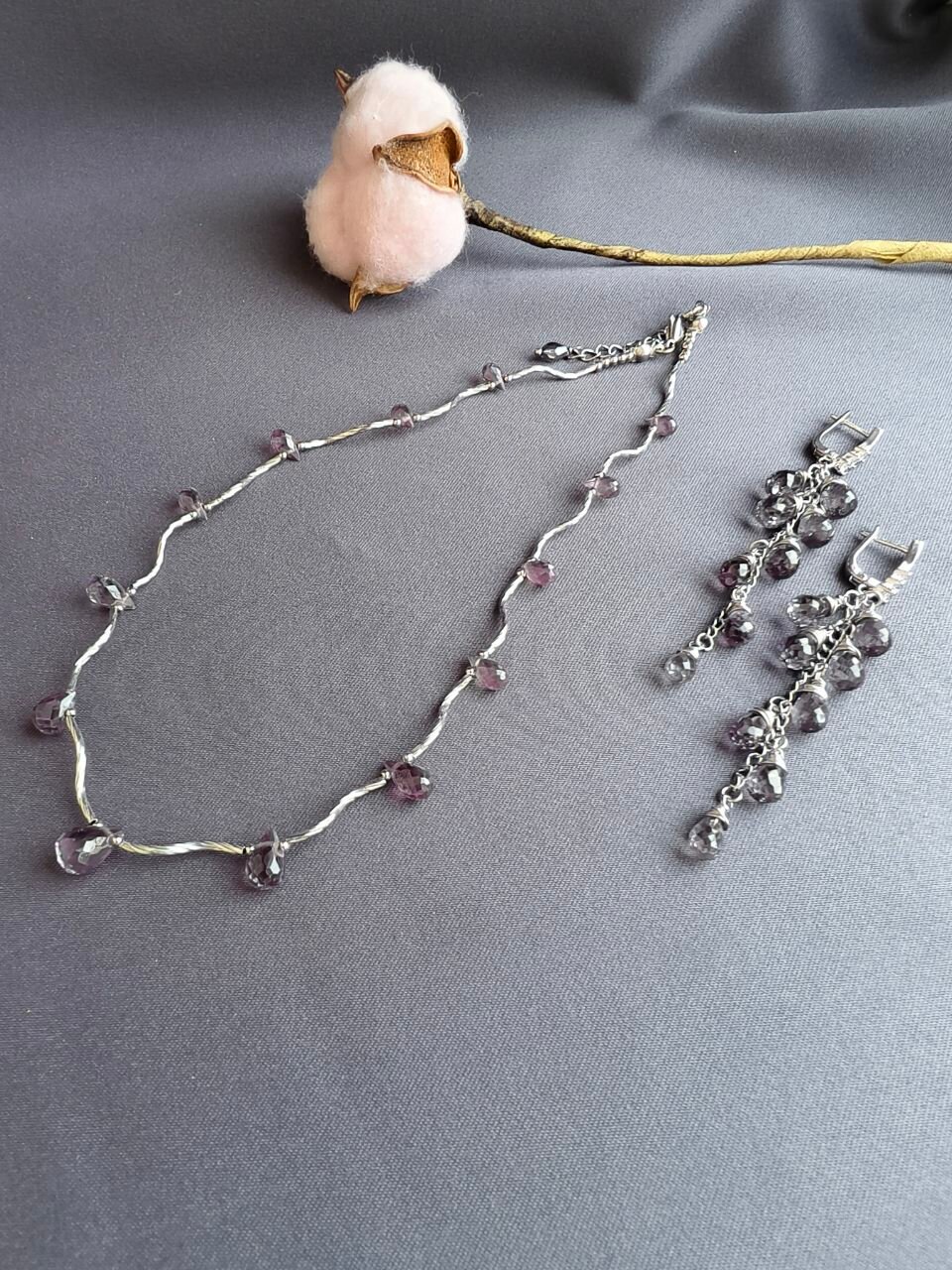 Комплект бижутерии: колье, серьги