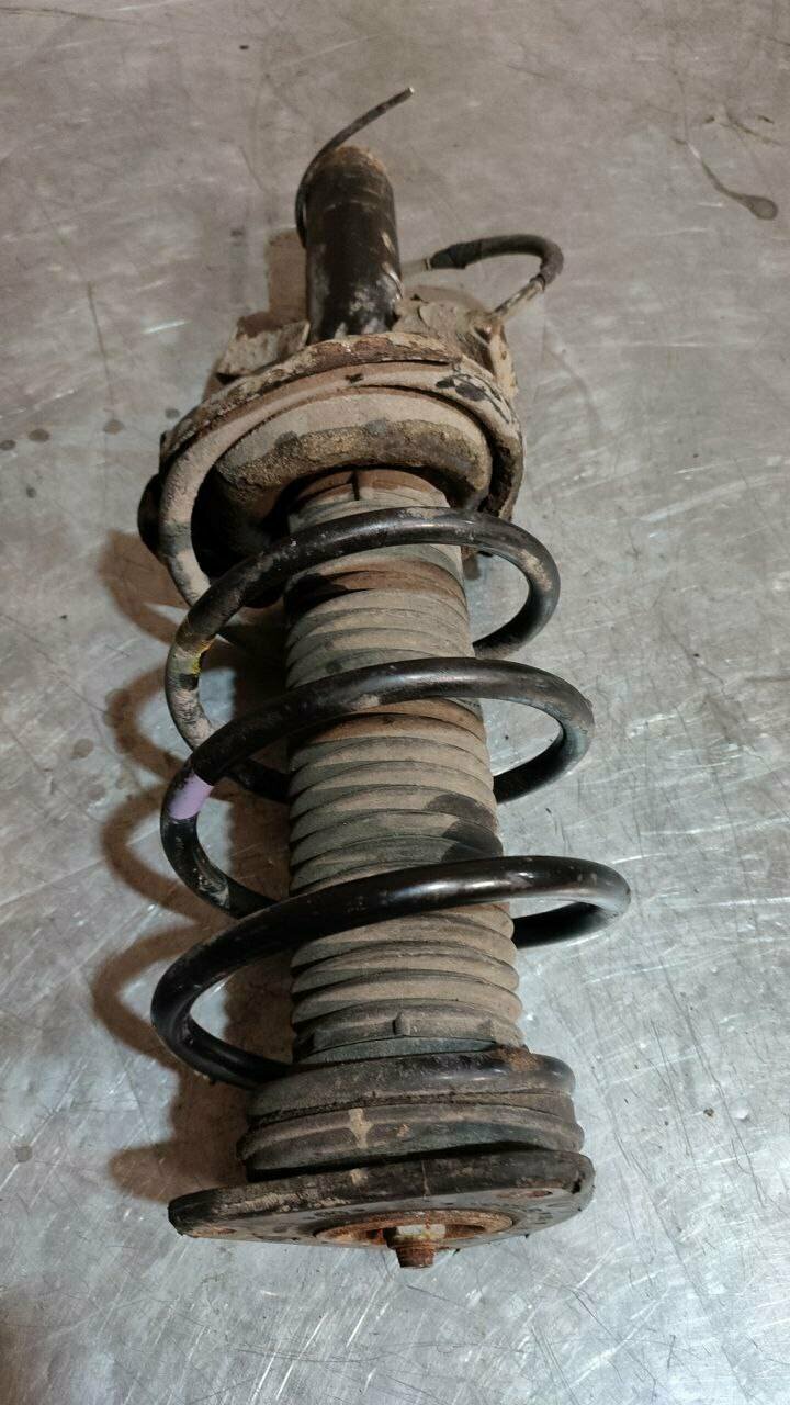 Стойка амортизатора передняя Mazda 3 2005