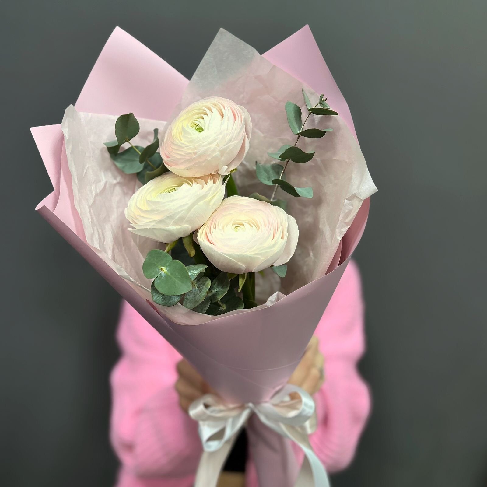 Букет FLOWELLE "Ханой", ранункулюсы, эвкалипт, 3 цветка, высота 30 см, упаковка в пленку и тишью