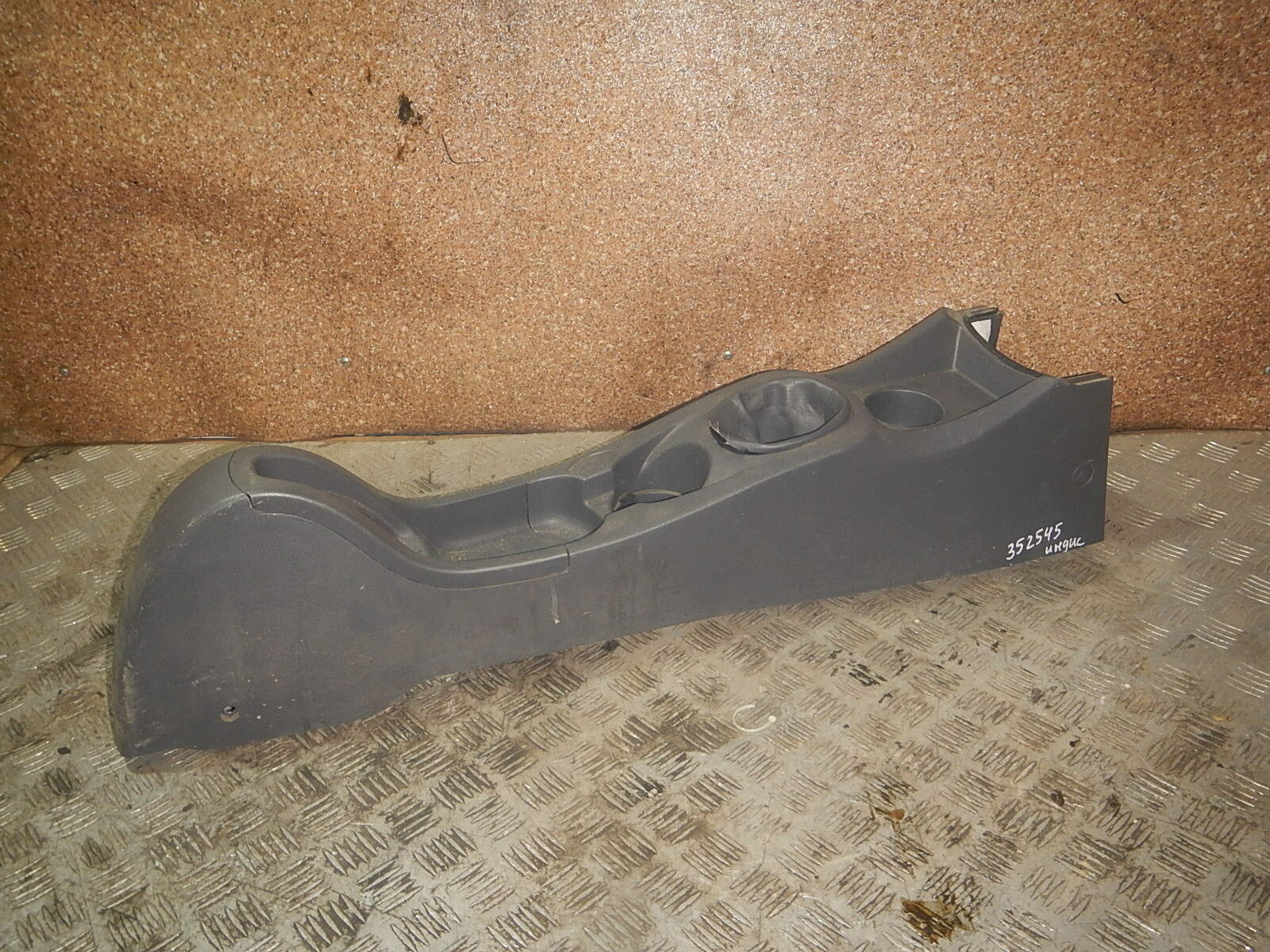 Б/У Консоль, Chery (Черри)-INDIS (11-) Chery INDIS (11-15) Царапины 352545 CHERY арт. S185305920AB