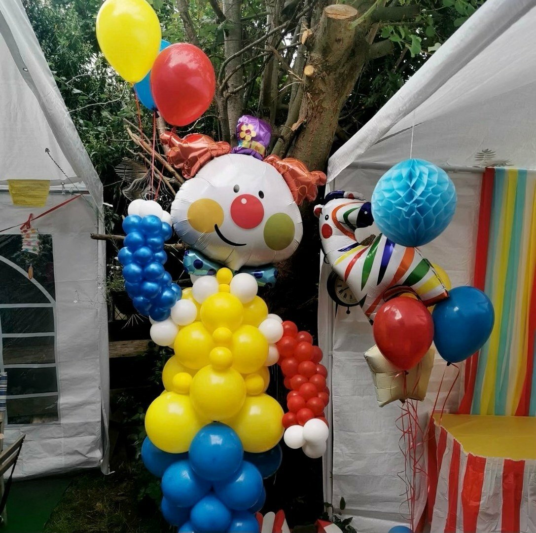 Оформление праздника шарами "Веселое представление" с фигурой клоуна