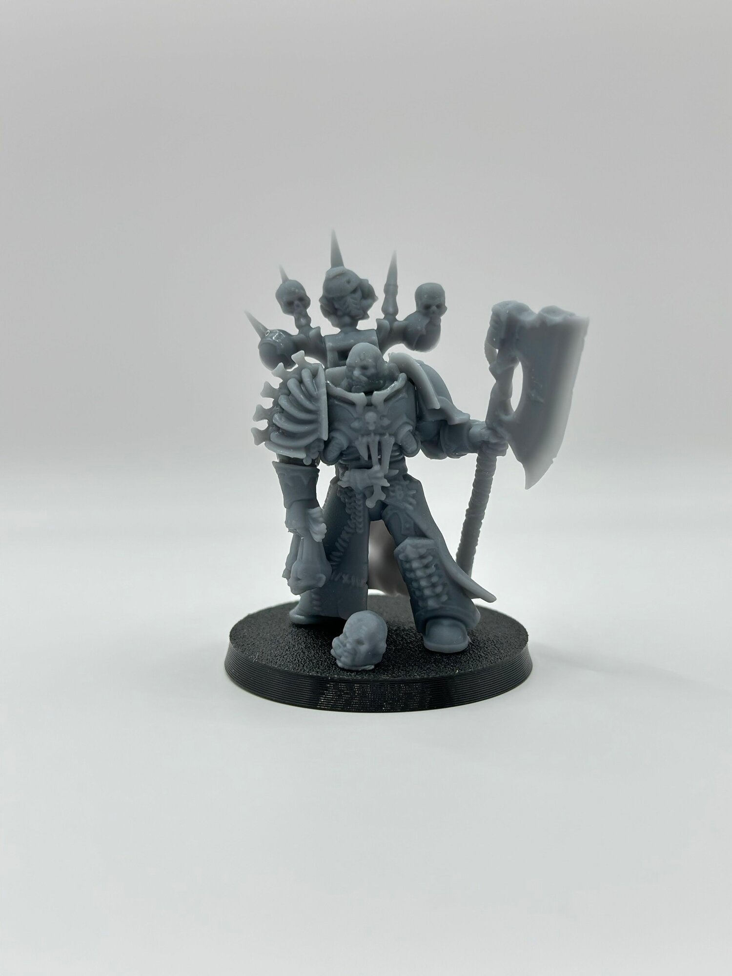 Миниатюра "Chaos Space Marines: Master of Executions" Warhammer 40k, csm. 1 штука.