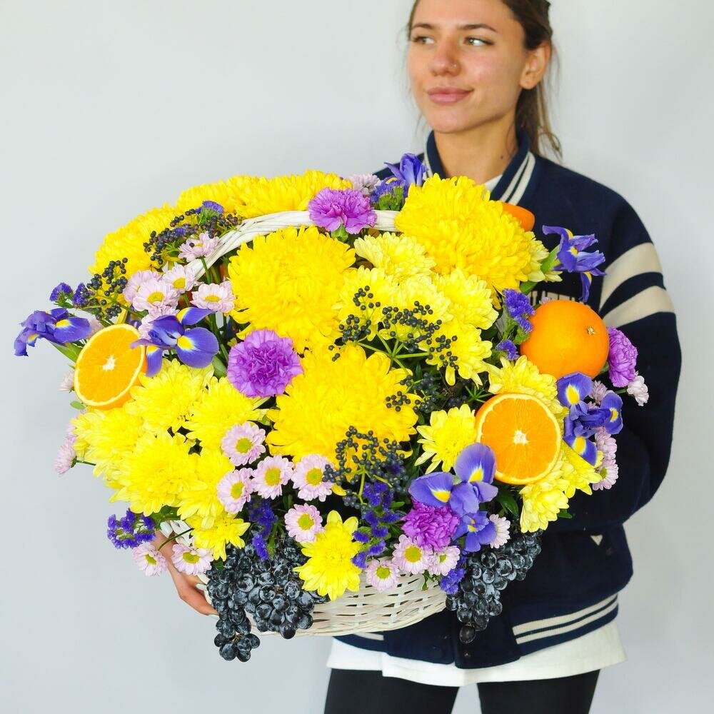 Хризантемы и ирисы в солнечной корзине "Сочный апельсин"